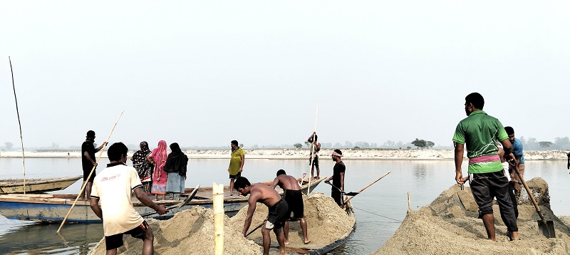 Battling the bitter cold: Struggle of sand lifters in Panchagarh