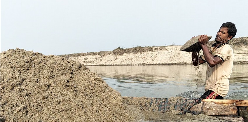 Battling the bitter cold: Struggle of sand lifters in Panchagarh